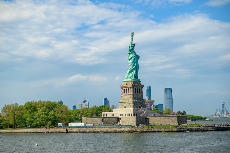 Night Cruise to the Statue of Liberty – Evening Boat Tour in NYC