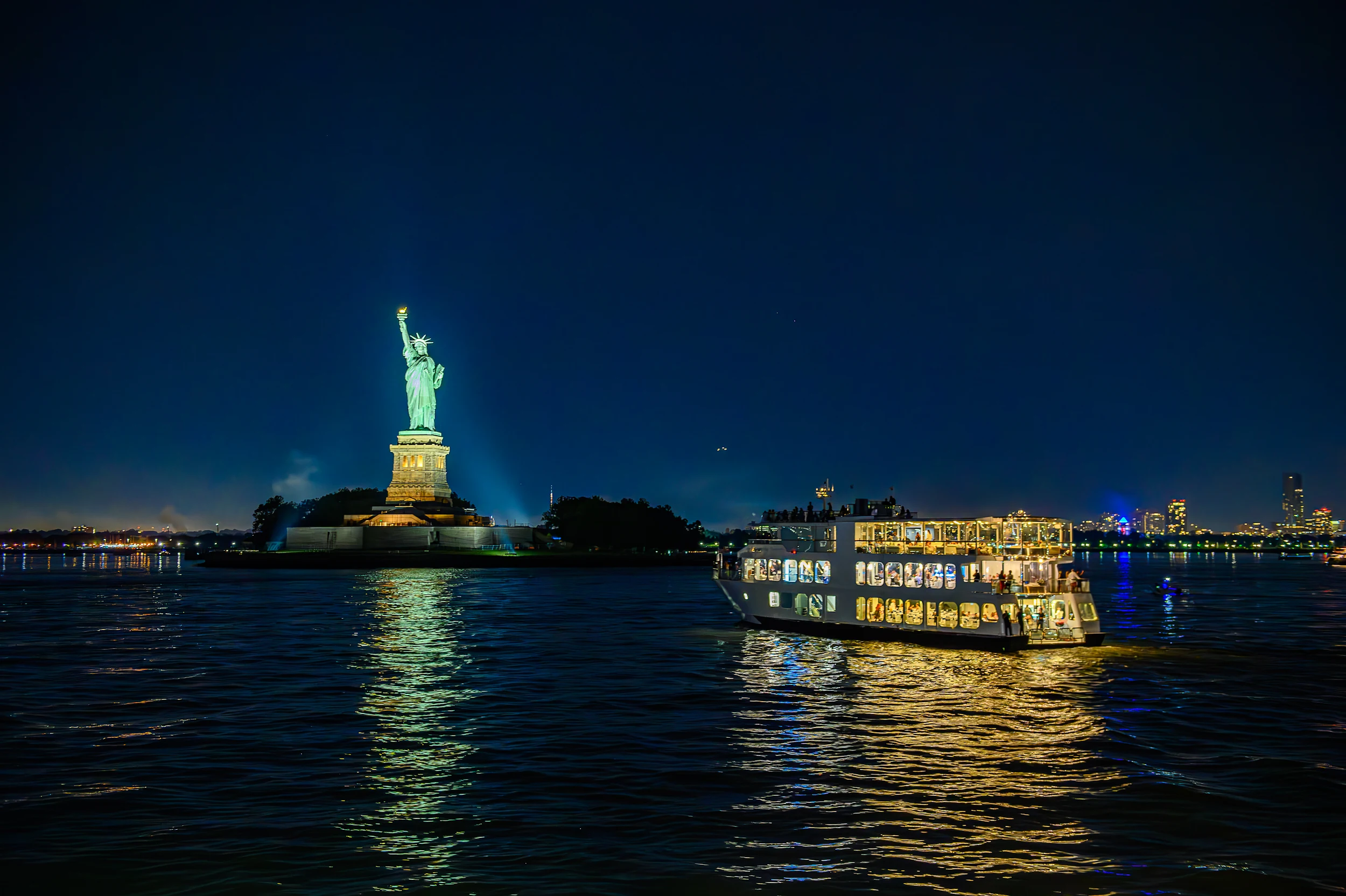 Night Cruise to the Statue of Liberty – Evening Boat Tour in NYC